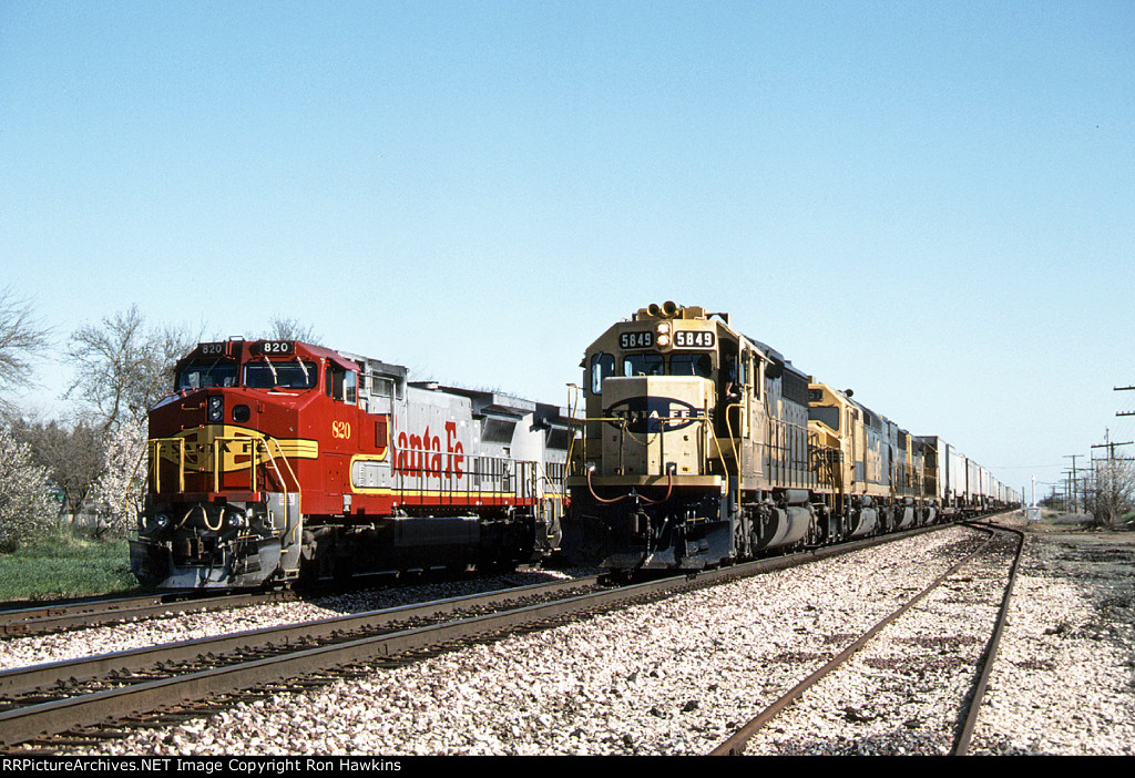 ATSF 5849 and ATSF 820